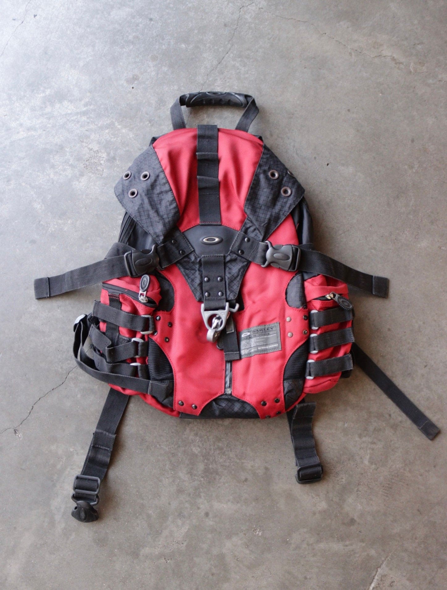 2000S RED OAKLEY STRAP BACKPACK – TWO FOLD